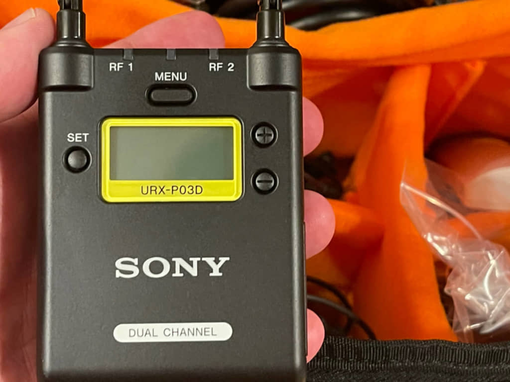 Sony ワイヤレスマイク【URX-P03D + UTX-B40 2台】Amazonベーシック カメラバッグ L に綺麗に収納できる - ものくろぼっくす